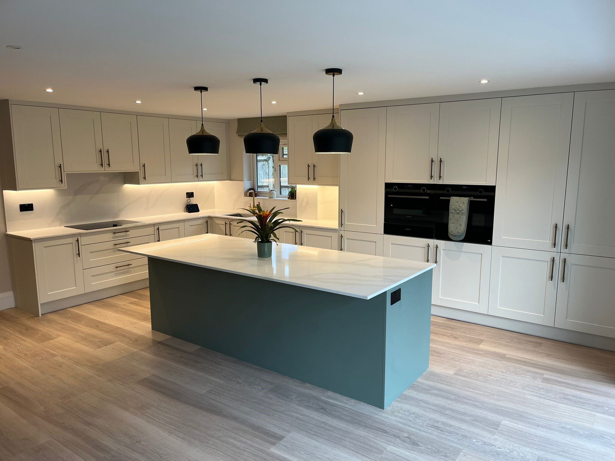 BELSAY PORCELAIN & REED GREEN - Kings Kitchens